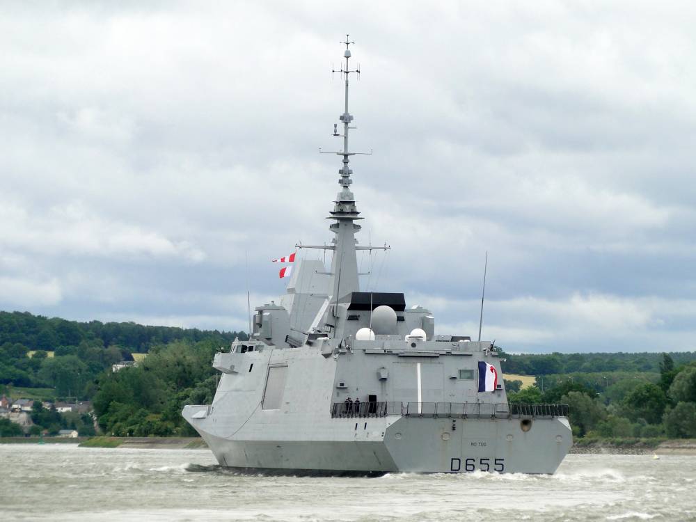 La FREMM Bretagne traverse la campagne normande | Mer et Marine