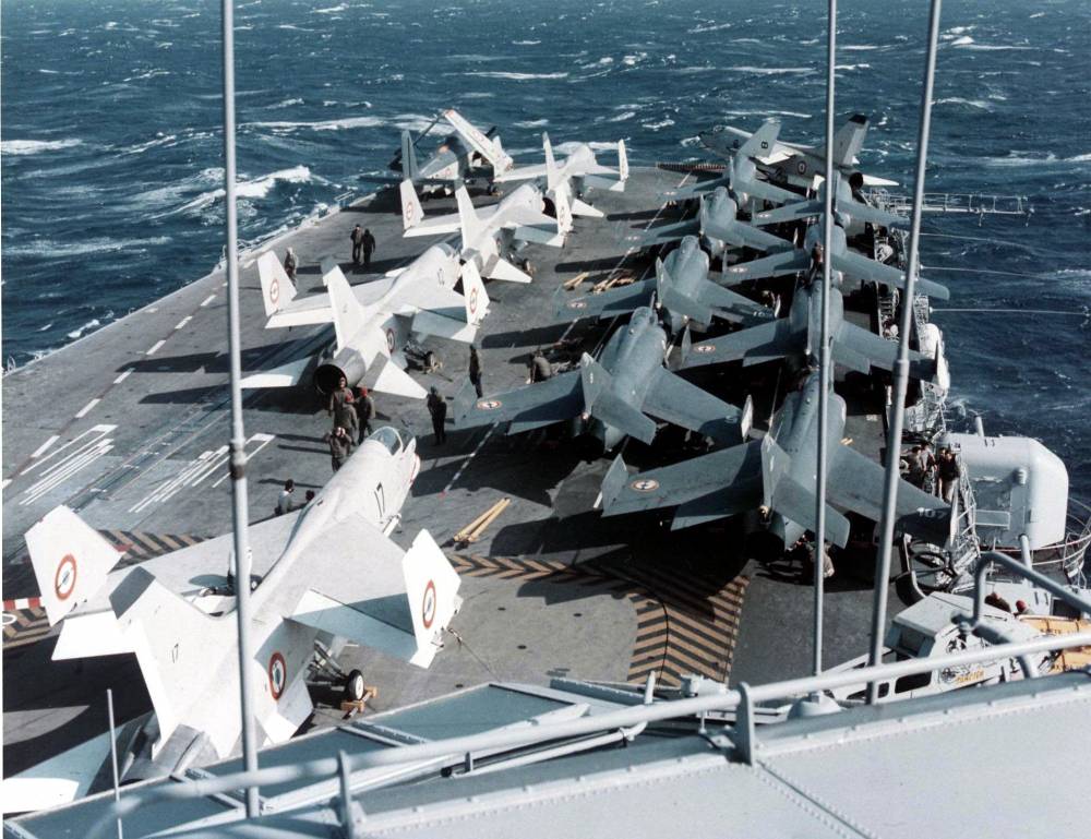 Plongée dans les archives : le porte-avions Foch | Mer et Marine