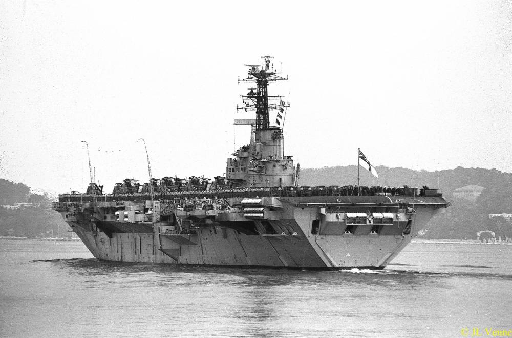 Plongée dans les archives : le porte-avions HMS Bulwark à Toulon en mai ...