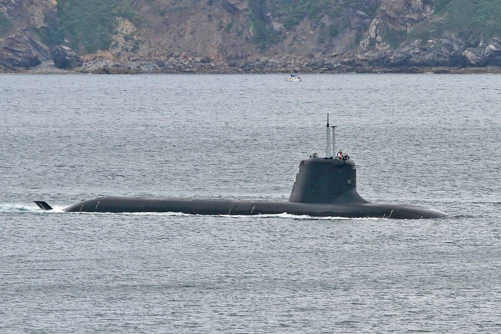 Le SNA Suffren avec son DDS sur le pont devant Saint-Mandrier | Mer et ...