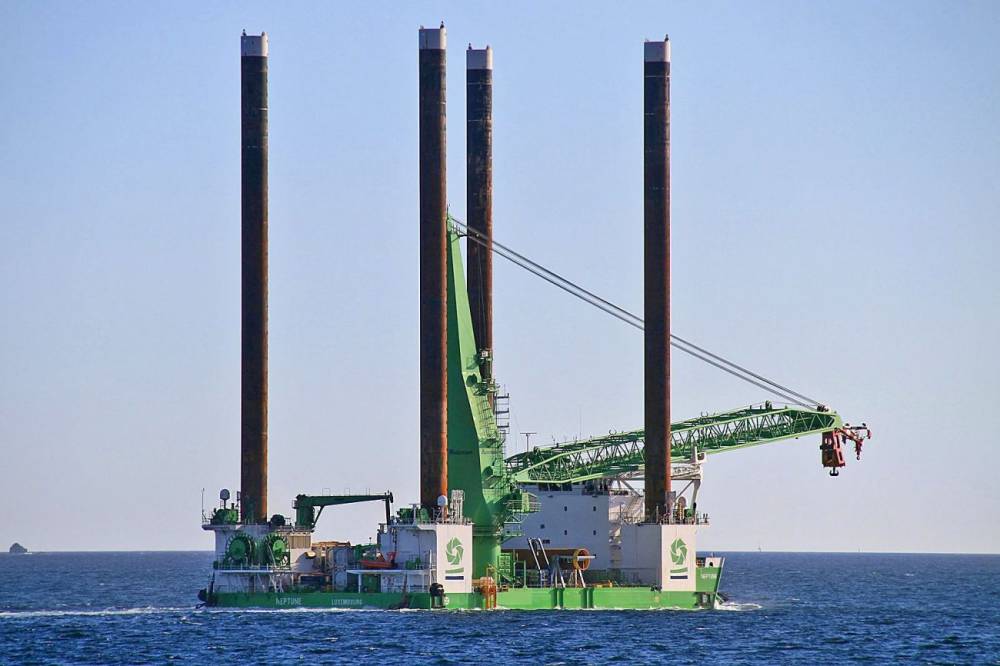 Eolien offshore : le jack-up Neptune a quitté Brest pour Saint-Nazaire ...
