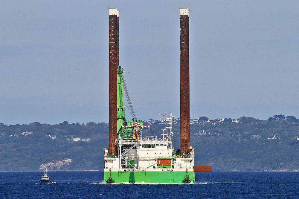 Eolien offshore : le jack-up Neptune a quitté Brest pour Saint-Nazaire ...