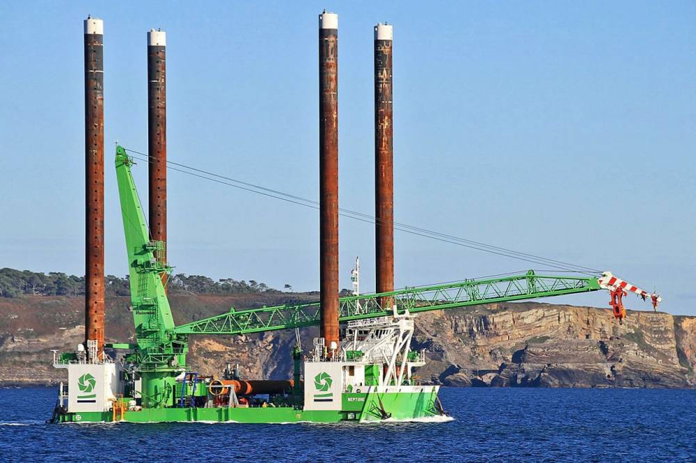 Eolien offshore : le jack-up Neptune a quitté Brest pour Saint-Nazaire ...