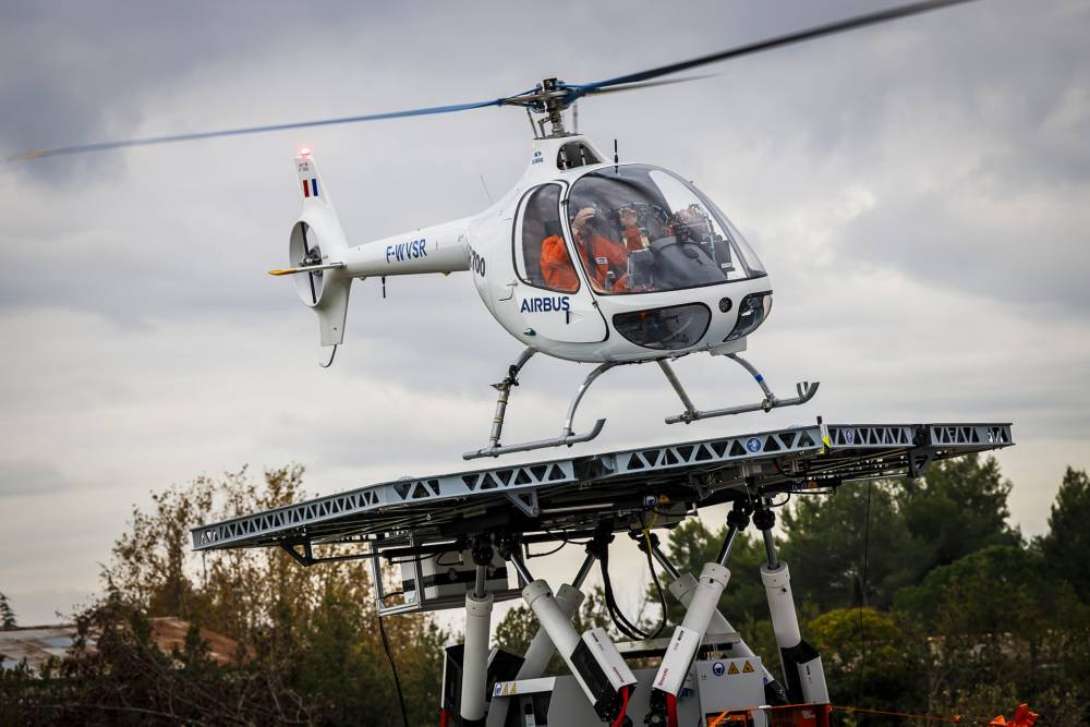 Premier embarquement réussi pour le drone VSR700, Airbus prépare son ...