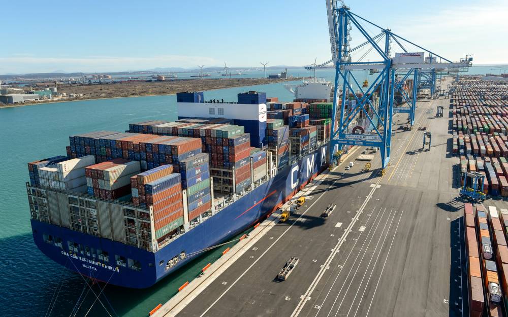 Fos: le CMA CGM Benjamin Franklin inaugure la rotule du terminal ...