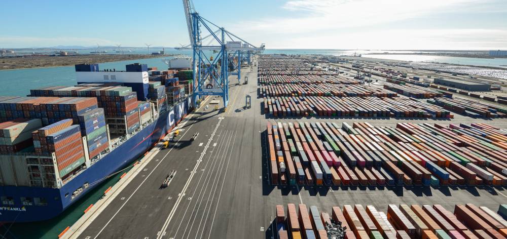 Fos: le CMA CGM Benjamin Franklin inaugure la rotule du terminal ...