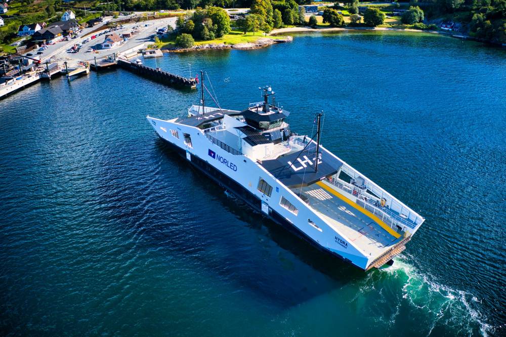 A bord d'Hydra, premier ferry à l'hydrogène liquide au monde | Mer et ...