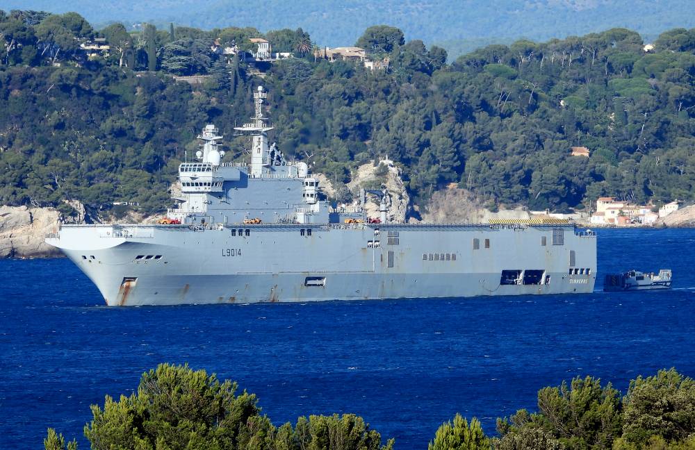 La batellerie des PHA embarque les nouveaux blindés de l’armée de Terre ...