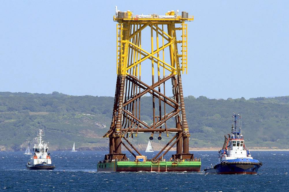 Le jacket de la sous-station du parc de Fécamp est arrivé à Cherbourg ...