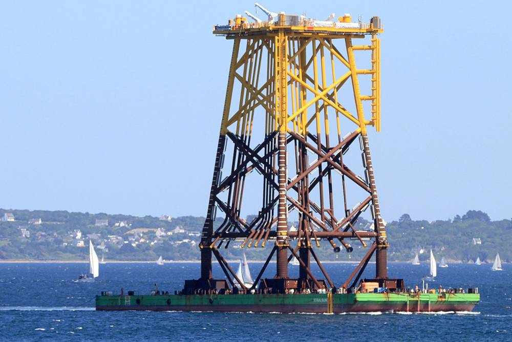 Le jacket de la sous-station du parc de Fécamp est arrivé à Cherbourg ...