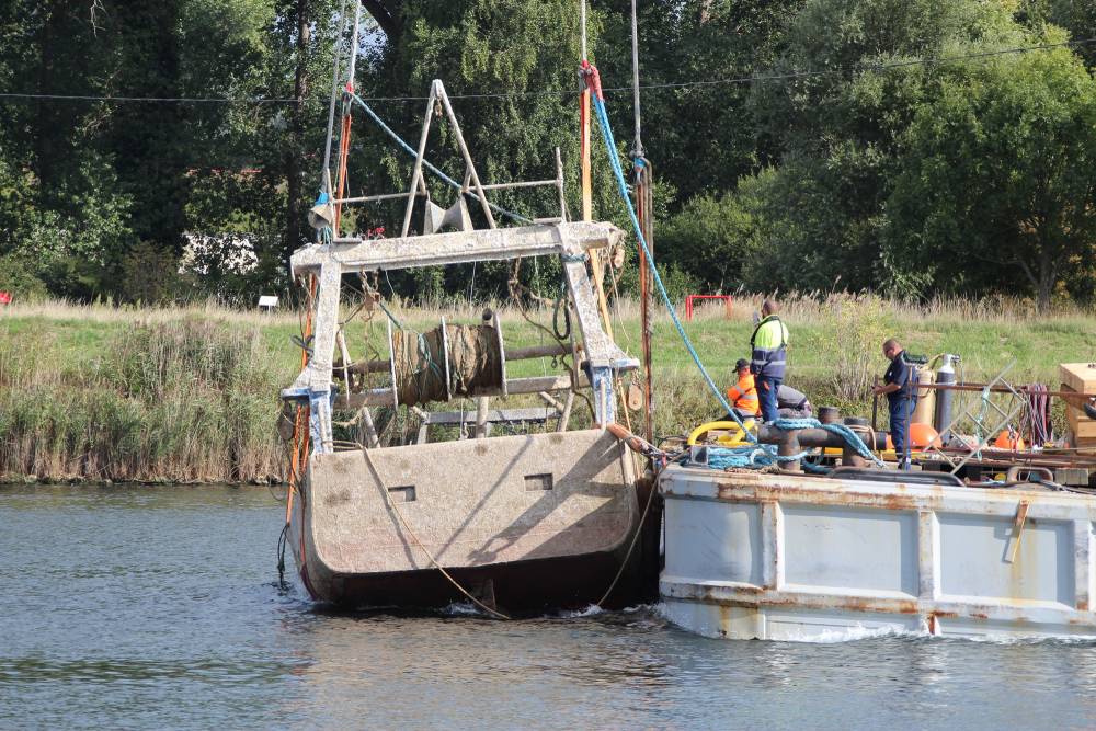 L’épave du chalutier Mylanho relevée et ramenée au Havre | Mer et Marine