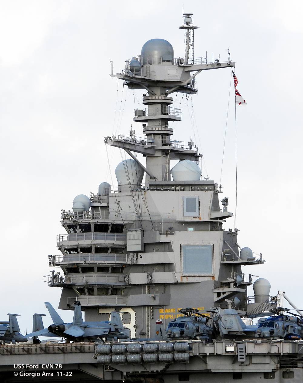 En images : l’USS Gerald R. Ford au mouillage dans le Solent | Mer et ...