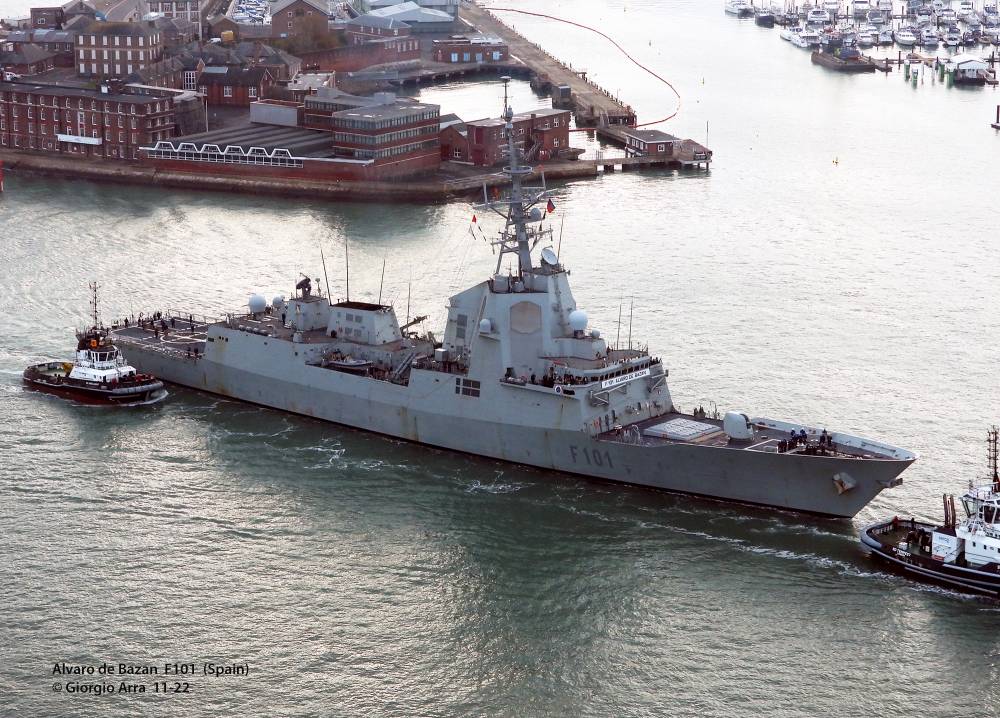 En images : l’USS Gerald R. Ford au mouillage dans le Solent | Mer et ...