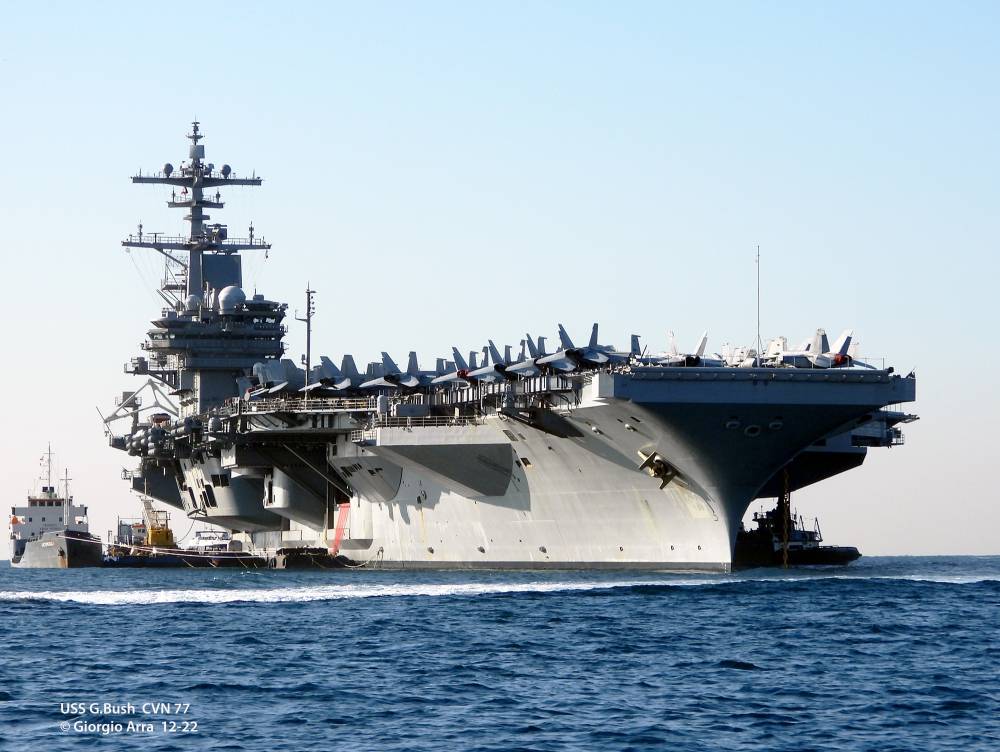 Le porte-avions américain USS George H. W. Bush en escale à Naples ...