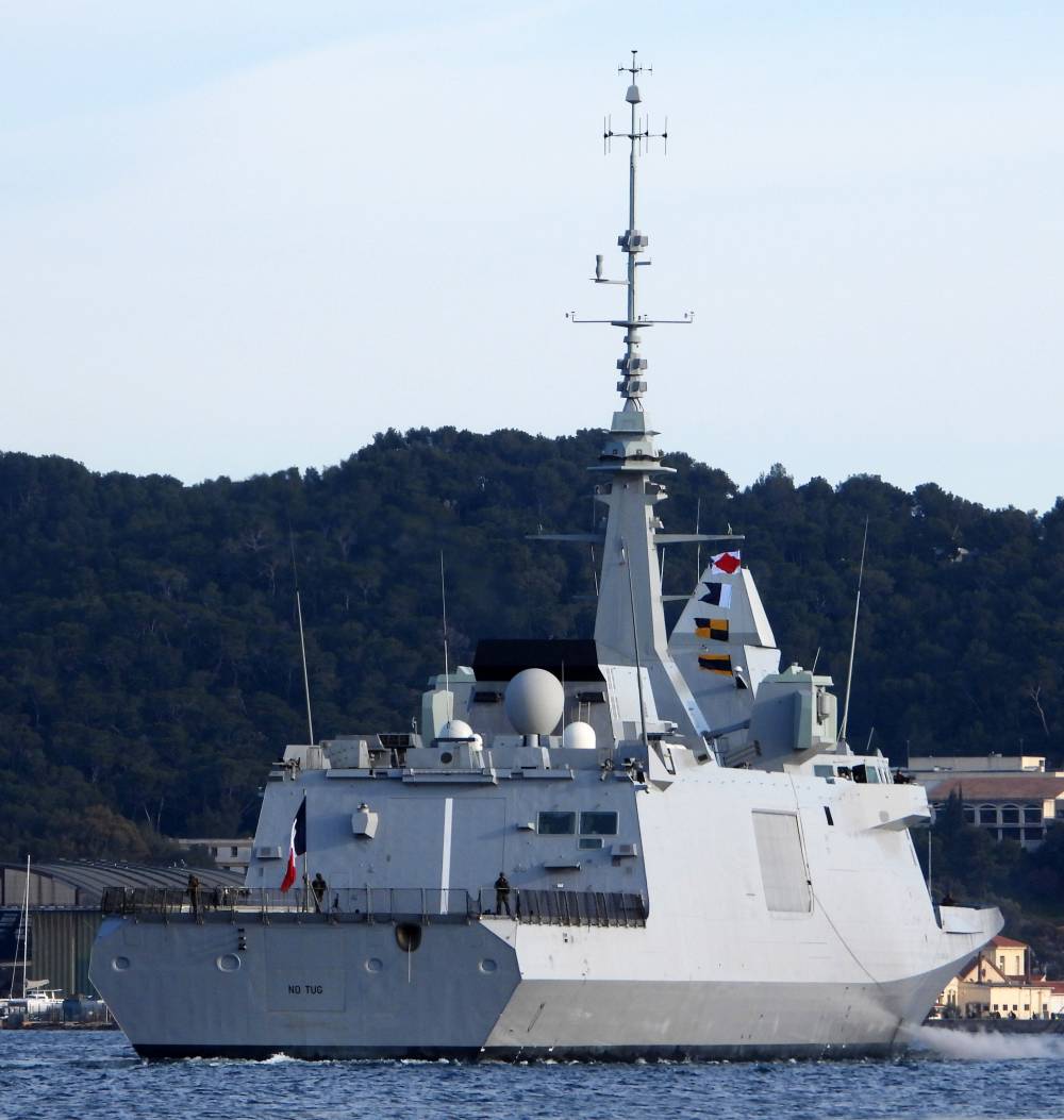 Deux frégates du type FREMM anonymisées l'une à côté de l'autre ...