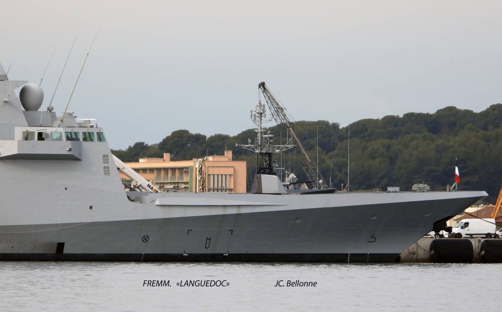 Deux frégates du type FREMM anonymisées l'une à côté de l'autre ...