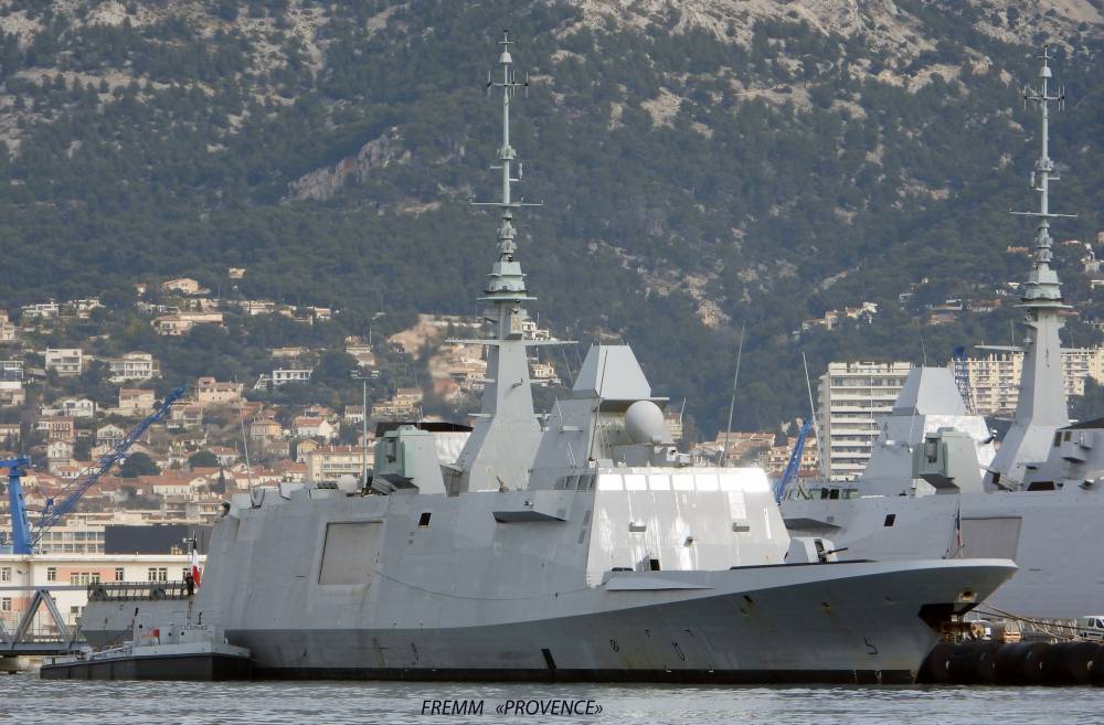 Deux frégates du type FREMM anonymisées l'une à côté de l'autre ...