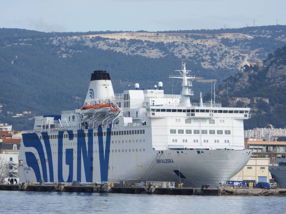 De Toulon à Sète, un ferry de GNV affrété comme transport militaire ...
