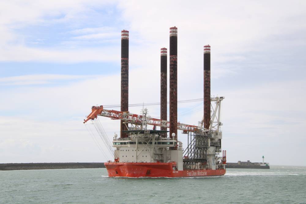 Le jack-up Brave Tern au Havre pour charger les premières éoliennes du ...