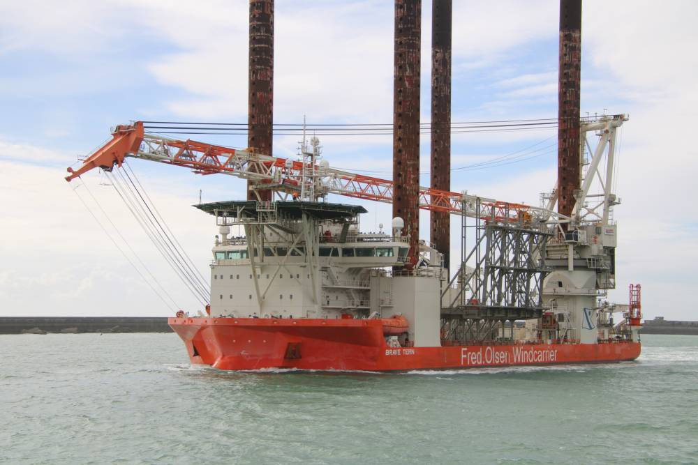 Le jack-up Brave Tern au Havre pour charger les premières éoliennes du ...