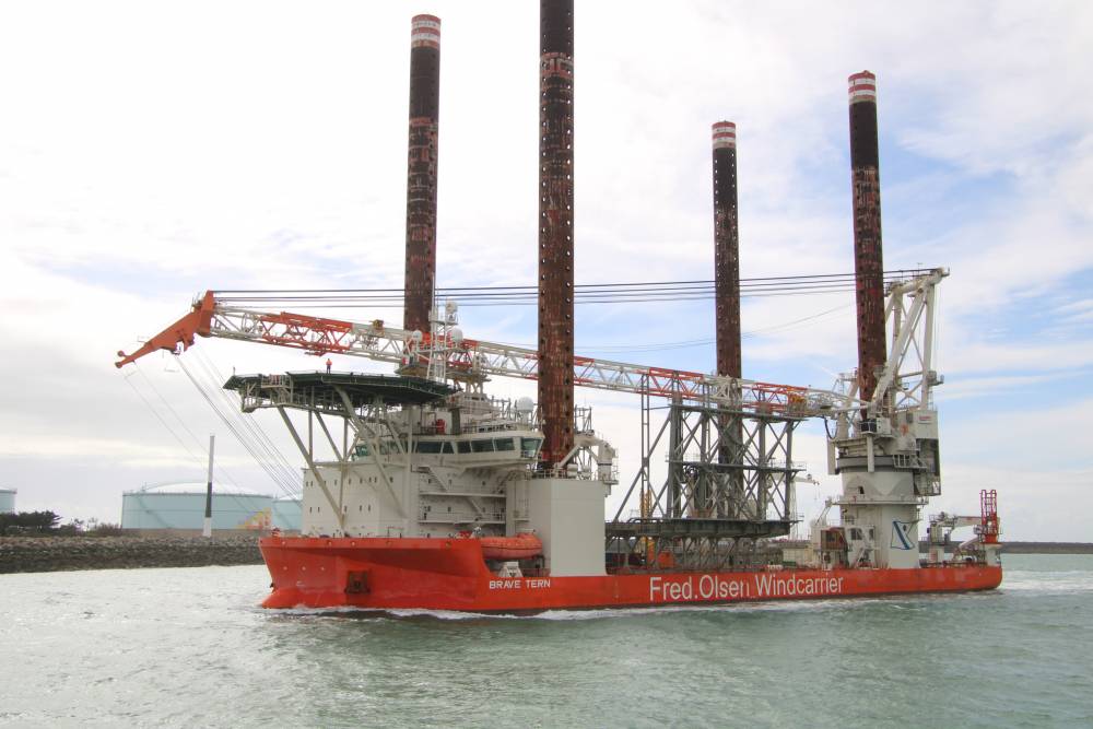 Le jack-up Brave Tern au Havre pour charger les premières éoliennes du ...