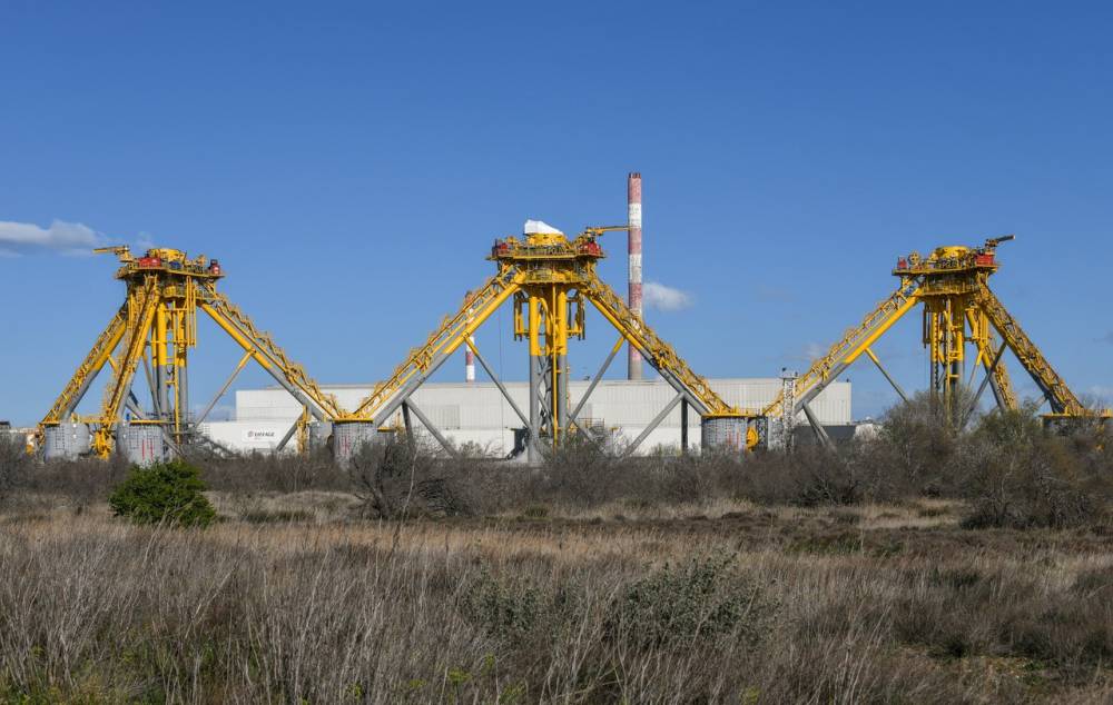 Provence Grand Large : les éléments d’éoliennes prêts à être assemblés ...