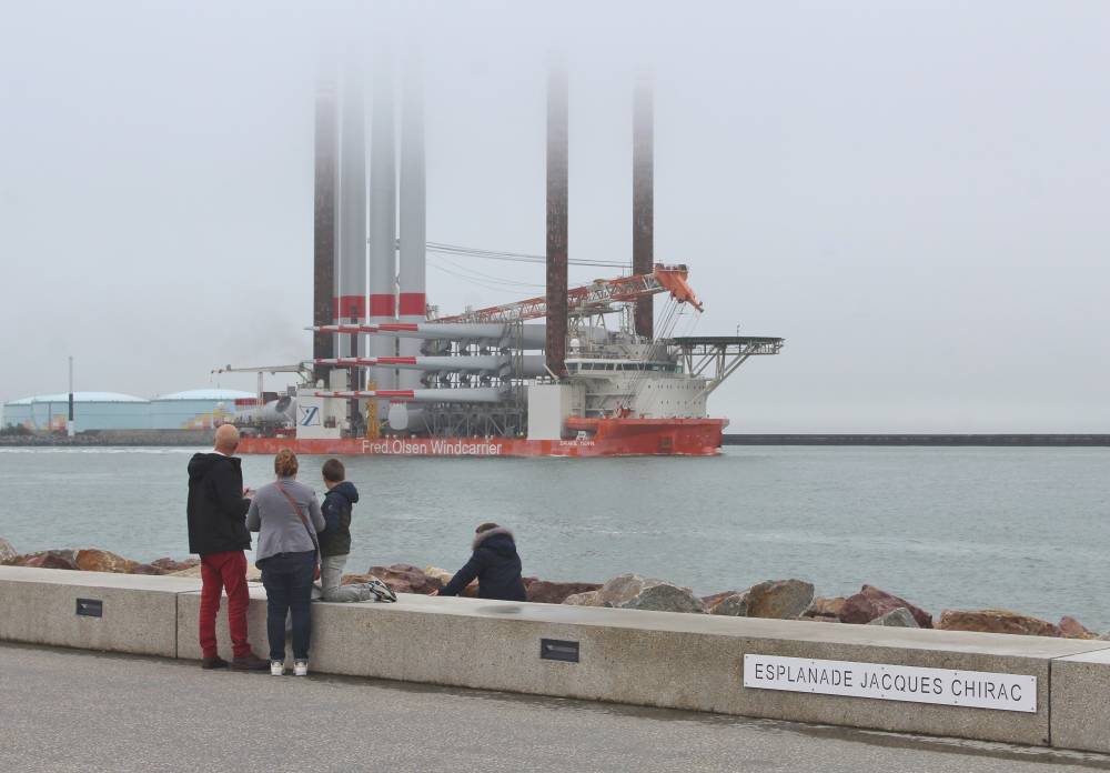 Le Brave Tern quitte Le Havre avec les premières éoliennes du parc de ...
