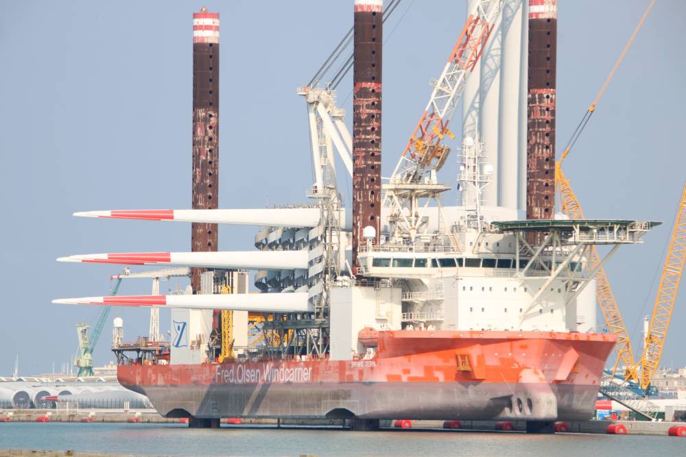 Le Brave Tern quitte Le Havre avec les premières éoliennes du parc de ...