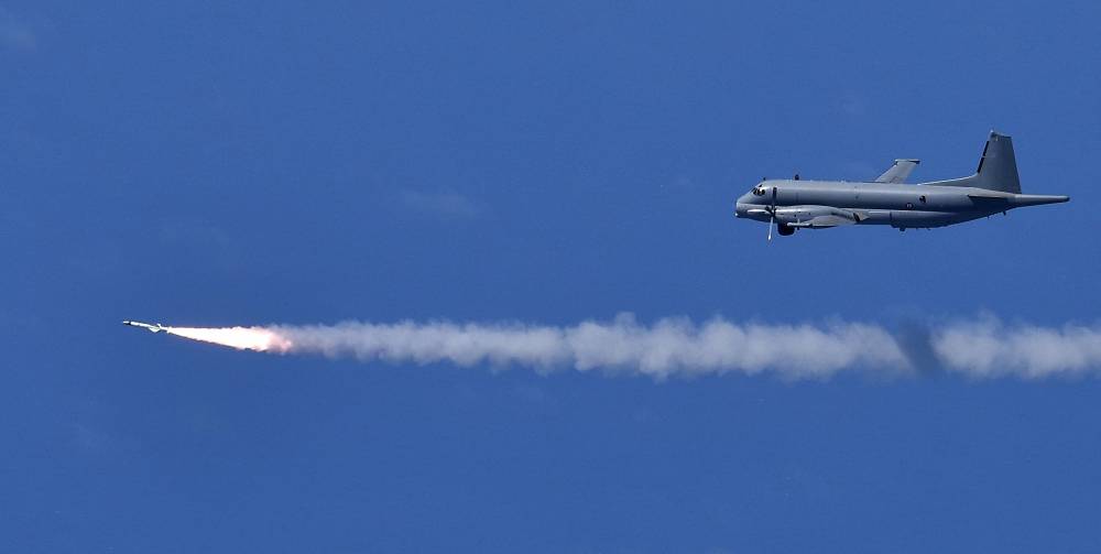 Un Atlantique 2 et un Rafale Marine réalisent un double tir de missiles ...