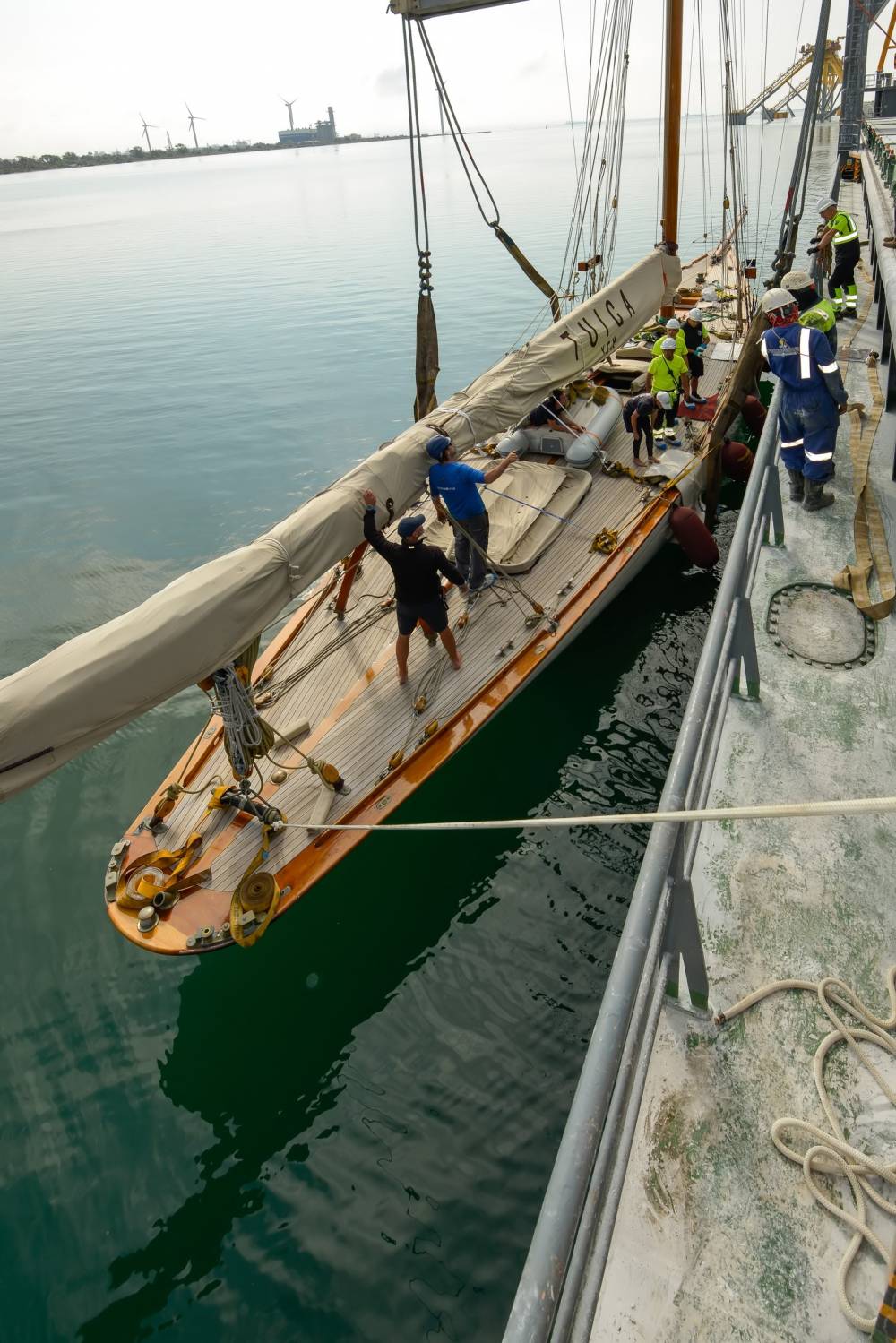 Le Tuiga, navire amiral du Yacht Club de Monaco, chargé sur un cargo à ...