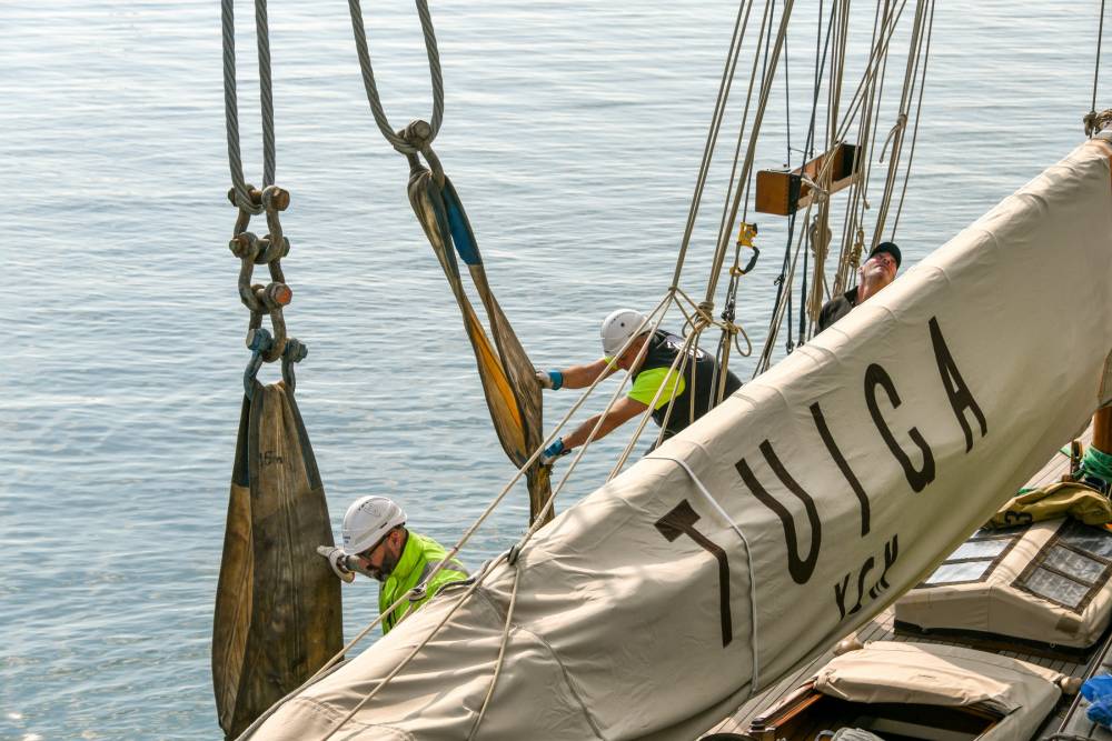 Le Tuiga, navire amiral du Yacht Club de Monaco, chargé sur un cargo à ...