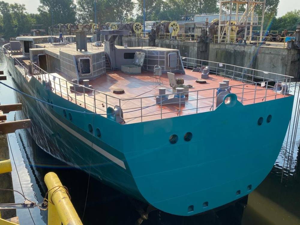 La coque du premier cargo à voile de TOWT en route pour Concarneau ...