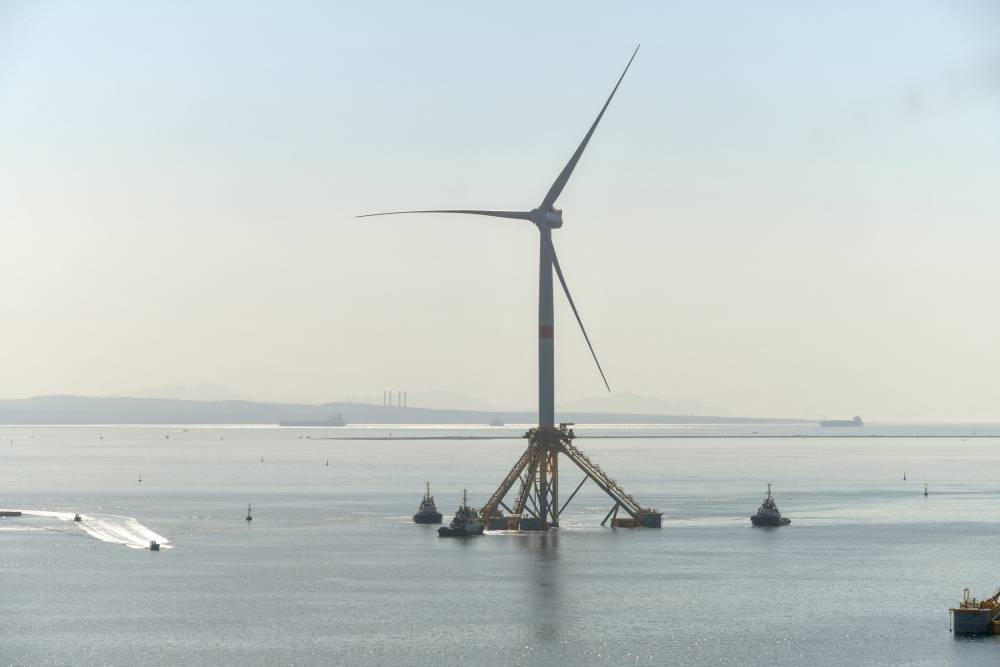 Provence Grand Large : les deux premières éoliennes montées à Fos | Mer ...