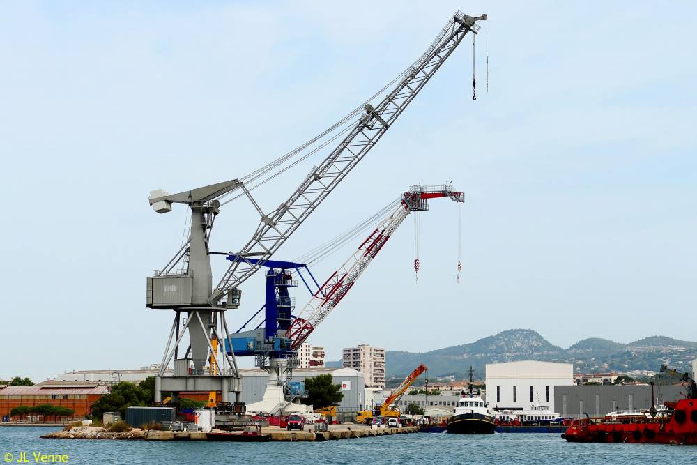 Base navale de Toulon : la nouvelle grue des bassins Missiessy en place | Mer et Marine
