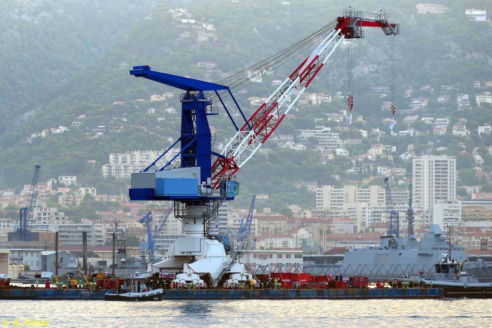 Base navale de Toulon : la nouvelle grue des bassins Missiessy en place | Mer et Marine