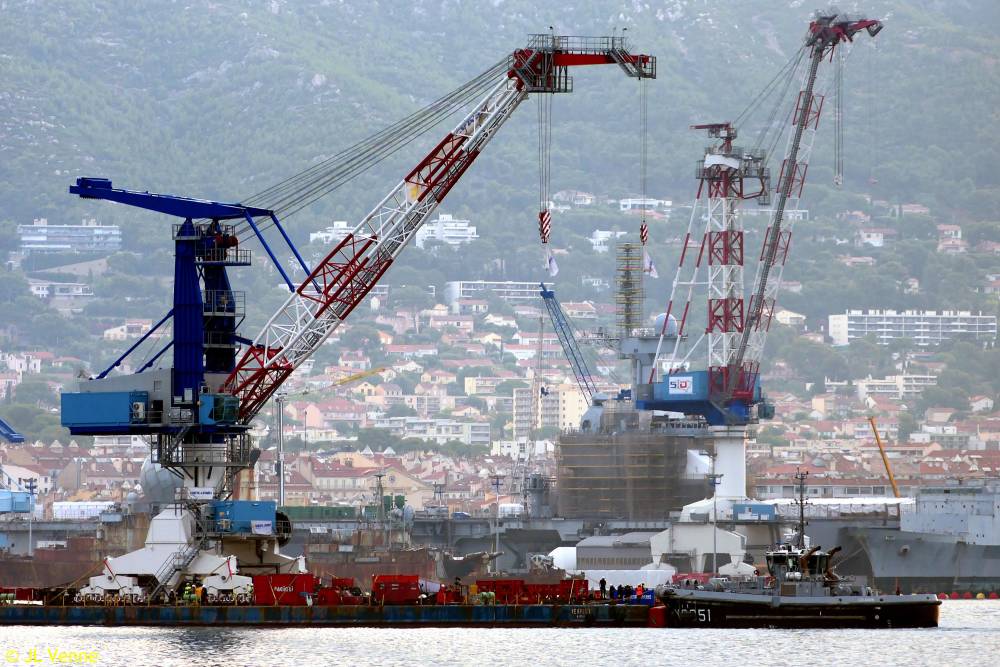 Base navale de Toulon : la nouvelle grue des bassins Missiessy en place | Mer et Marine