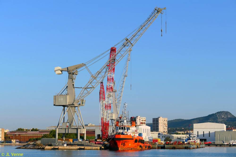Base navale de Toulon : la nouvelle grue des bassins Missiessy en place | Mer et Marine