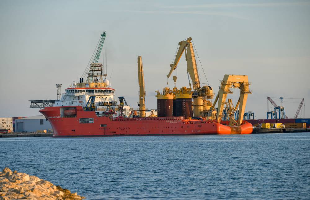 Provence Grand Large: la première éolienne flottante a quitté Fos pour ...