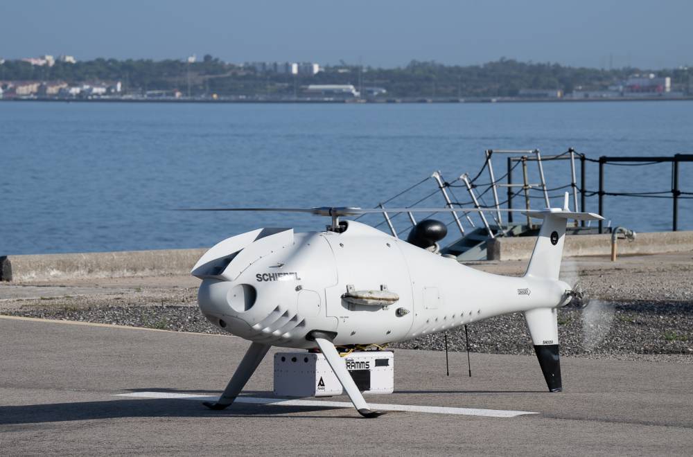 Le Camcopter S-100 de Schiebel déploie un mini-AUV de Seaber et un ...