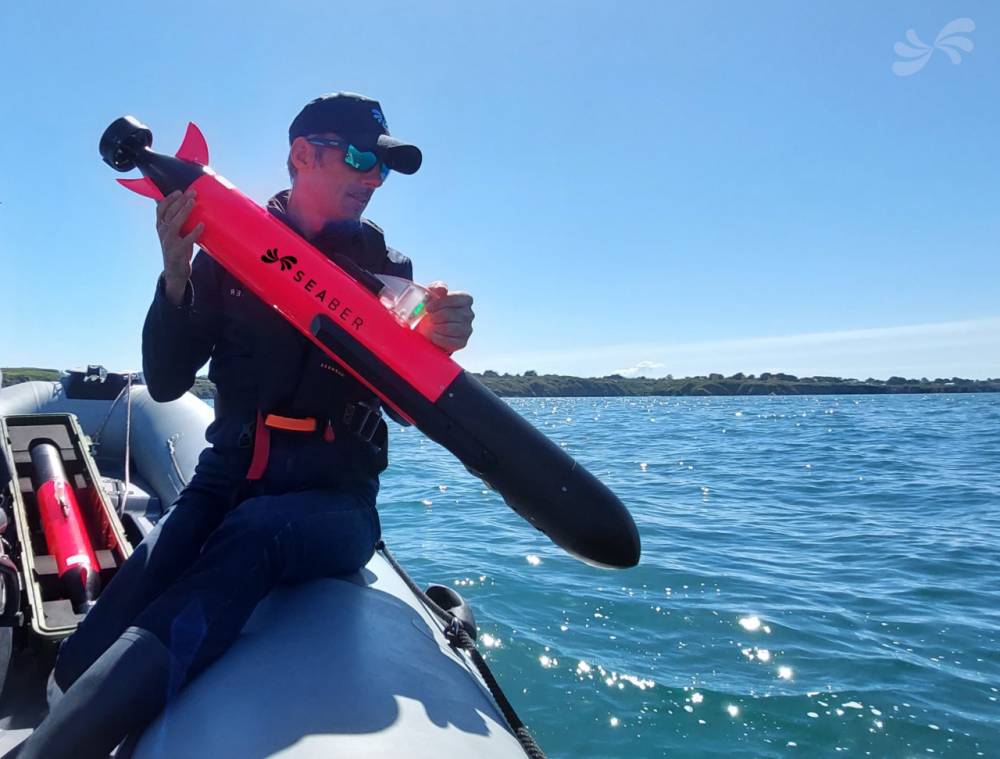 Le Camcopter S-100 de Schiebel déploie un mini-AUV de Seaber et un ...