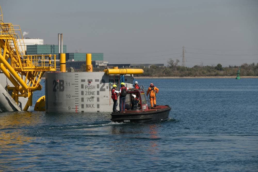 Provence Grand Large: la première éolienne flottante a quitté Fos pour ...