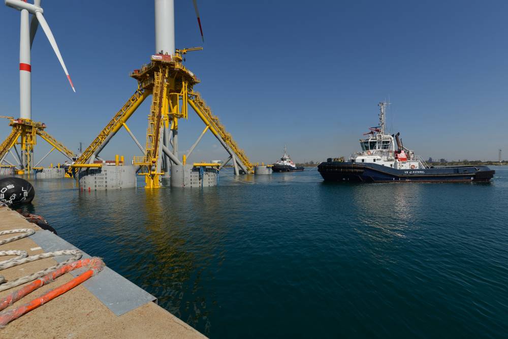 Provence Grand Large: la première éolienne flottante a quitté Fos pour ...
