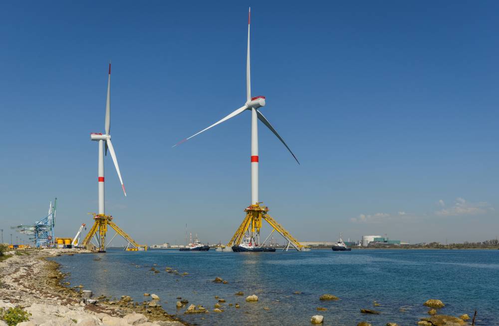 Provence Grand Large: la première éolienne flottante a quitté Fos pour ...