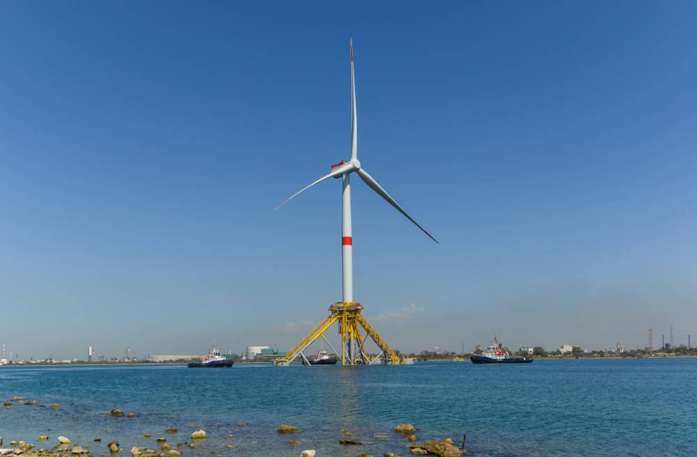 Provence Grand Large: la première éolienne flottante a quitté Fos pour ...