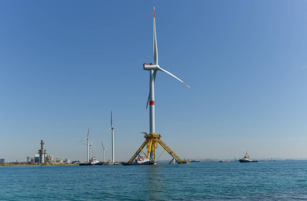 Provence Grand Large: la première éolienne flottante a quitté Fos pour ...