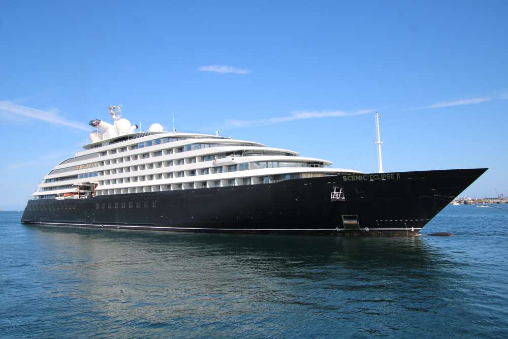 Le brise-glace américain Polar Star porte assistance au Scenic Eclipse ...