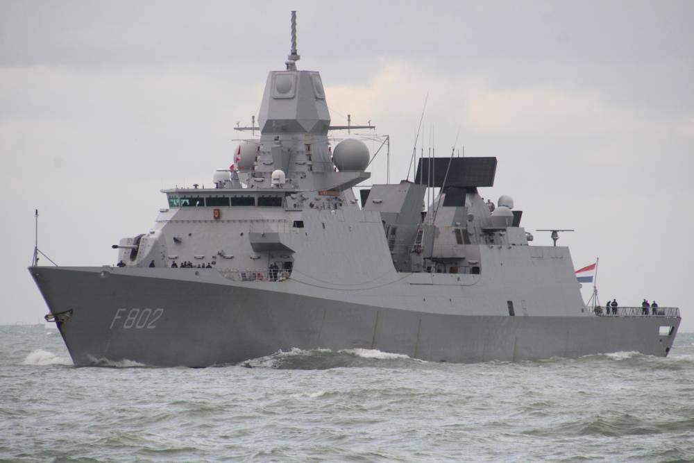 Un groupe de trois frégates belgo-néerlandaises de passage au Havre ...