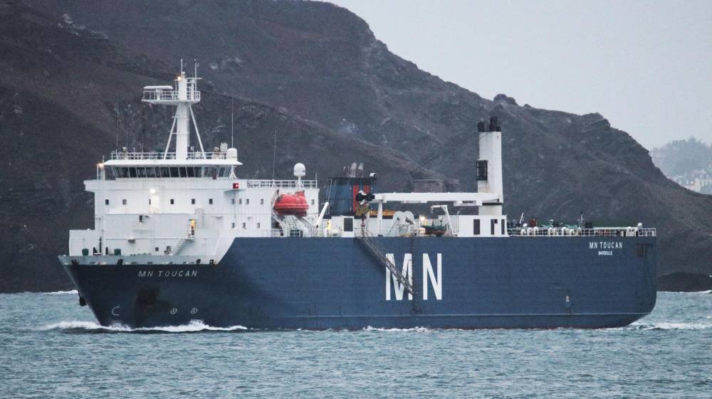 Le MN Toucan ramène à la base navale de Brest du matériel en provenance ...