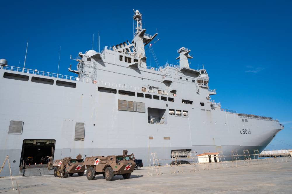 Premières images de l’opération humanitaire du Dixmude au profit des ...