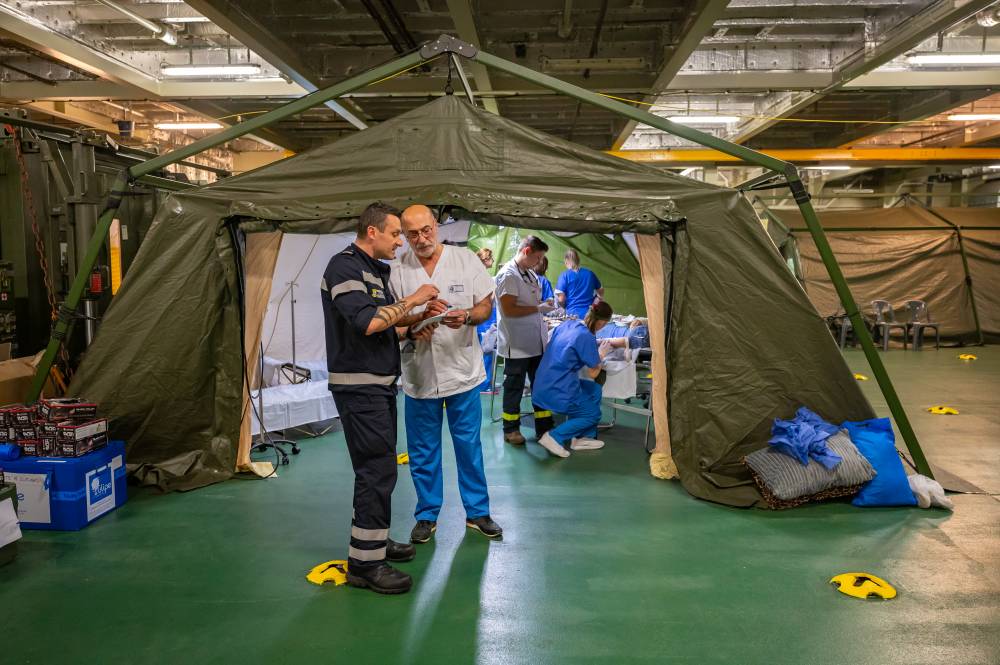 Premières images de l’opération humanitaire du Dixmude au profit des ...